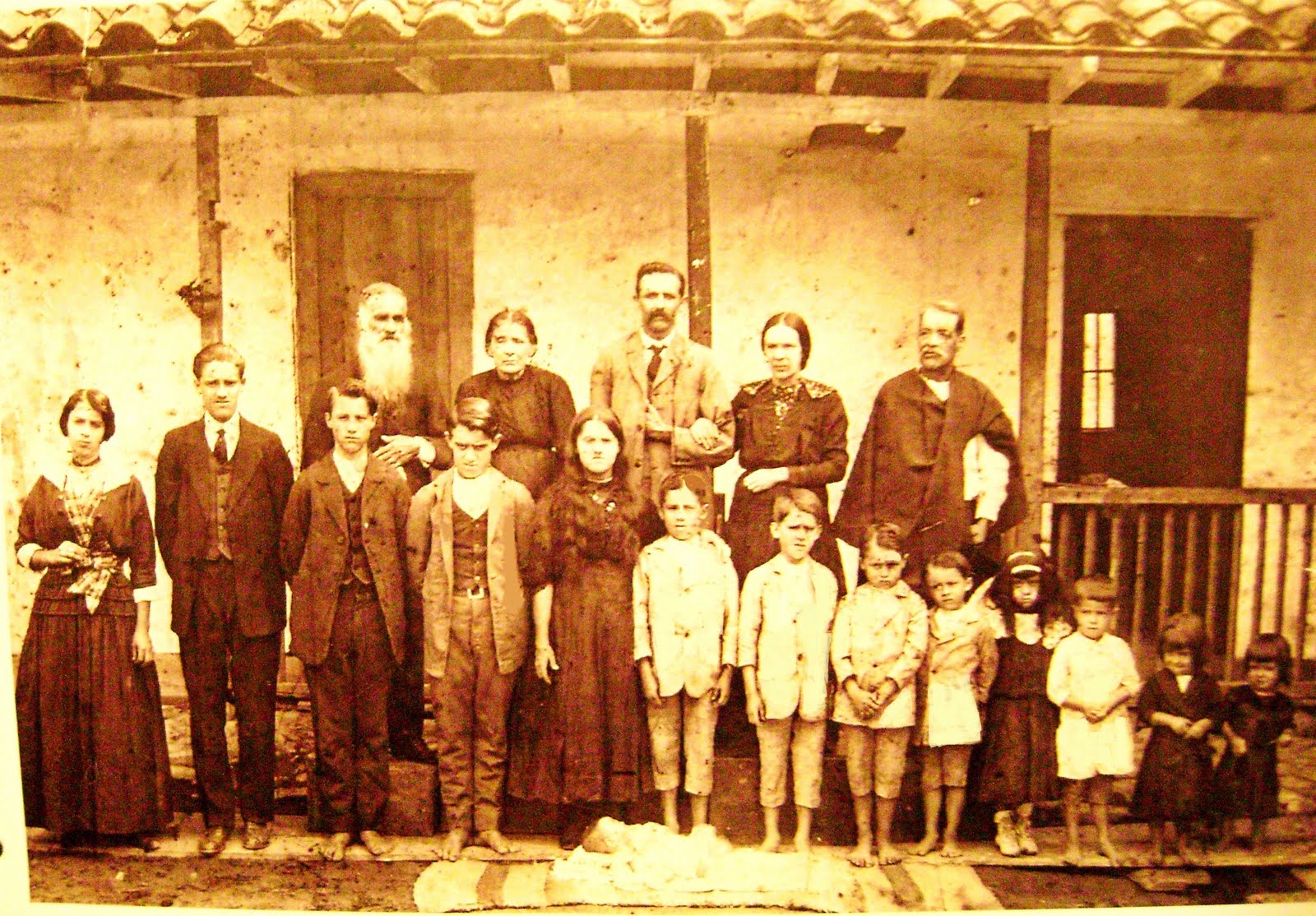 ANCESTROS DE UNA GRAN FAMILIA: LA GRAN FAMILIA