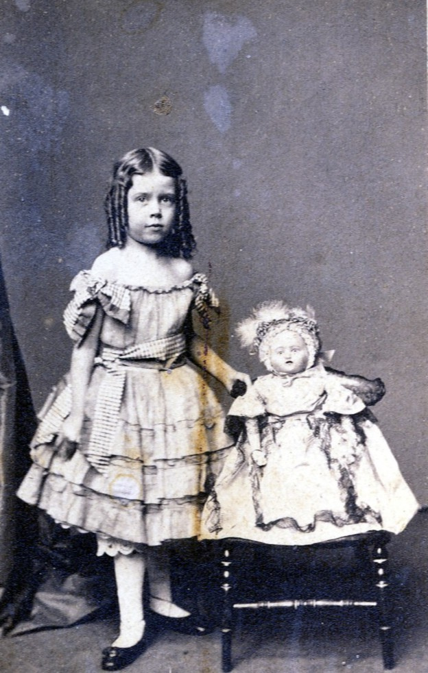 24 Vintage Photos of Little Girls Posing With Their Dolls From the Late ...