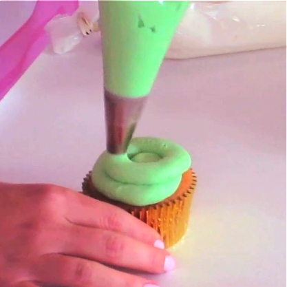 {VIDEO} How To Frost A Cupcake Part 1: The Perfect Bakery Swirl (5 ways ...