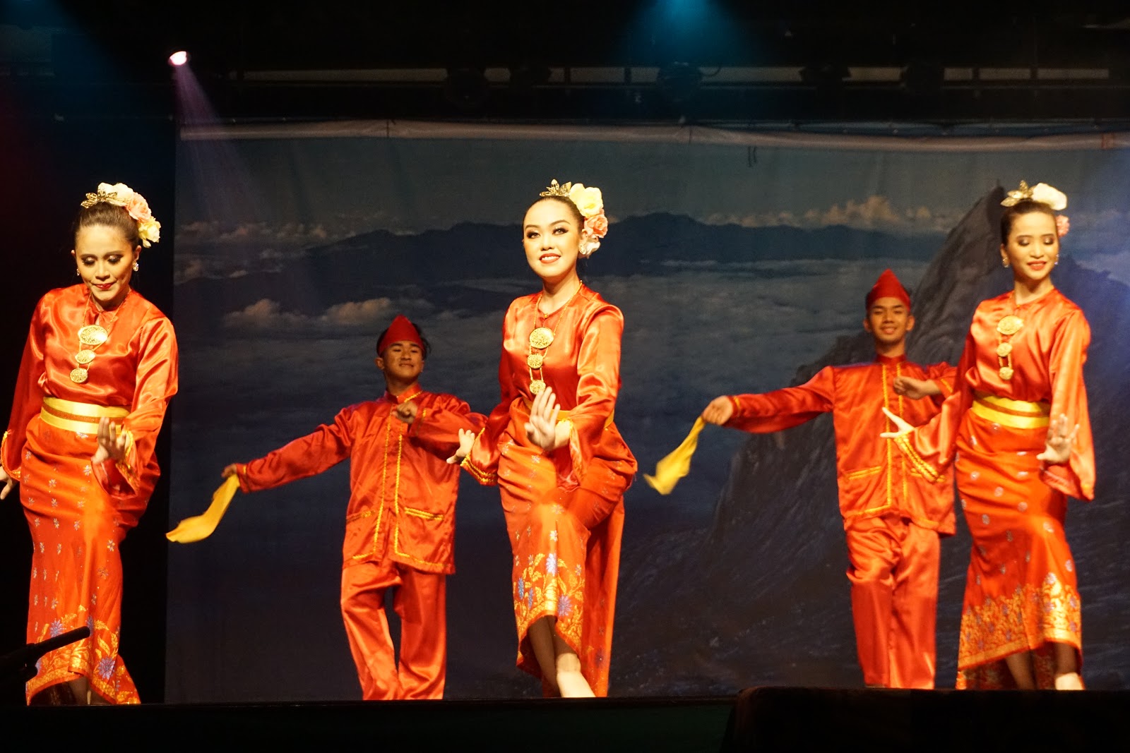 PERSEMBAHAN TARIAN ETNIK SABAH TITIK MENGALAI SEMPENA PANGGUNG SENI ...