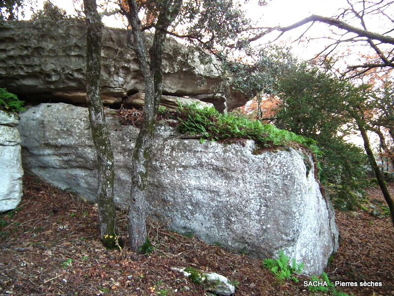 Un jour....Une photo !: Pierres sèches sous la falaise des Roques St ...
