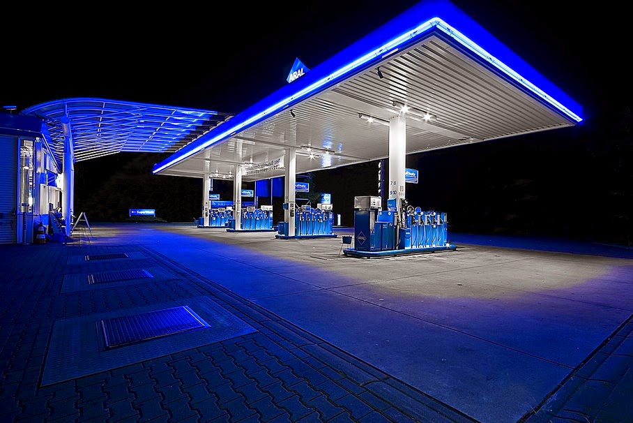 4vium: Viernes gasolinero. El audaz viaje de Frau Benz.