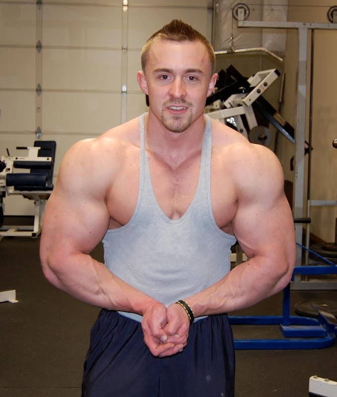world bodybuilders pictures: Flex Those showing Biceps after gym practice