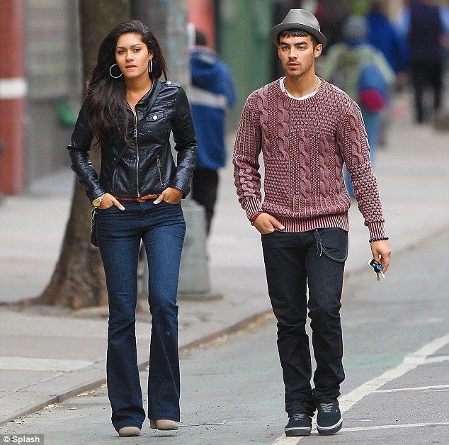 DIA DIA CON LOS JONAS: Joe Jonas y Elizabeth Zayas de paseo en Soho ...