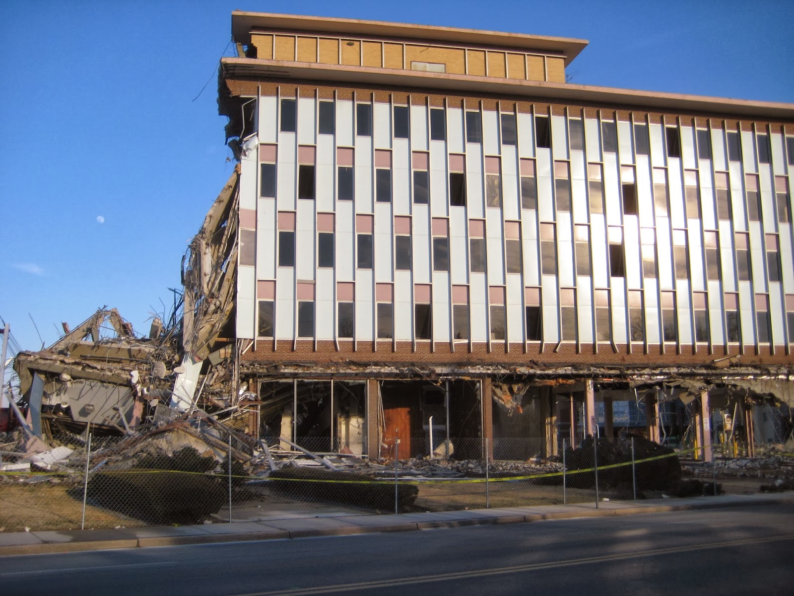 Rockville Nights: ROCKVILLE PINK BANK DEMOLITION UPDATE (PHOTOS)