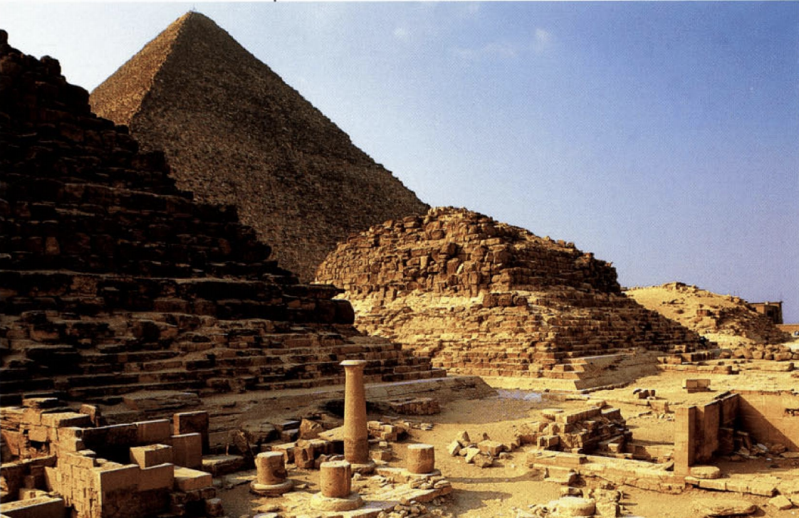 Pyramidales: Les pyramides des Reines, par Zahi Hawass