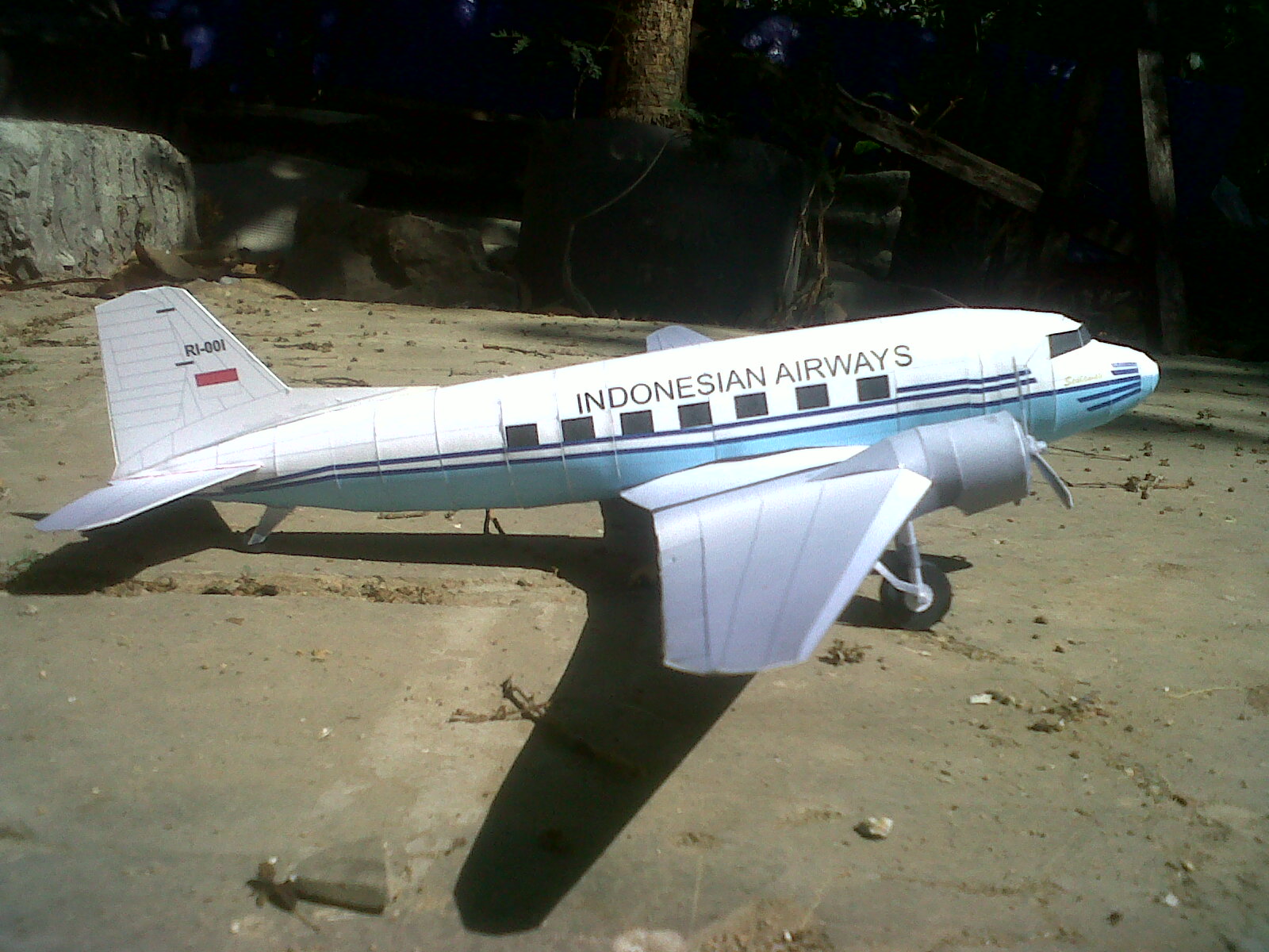 DAKOTA DC 3 SEULAWAH PAPERMODEL 1:75 SCALE
