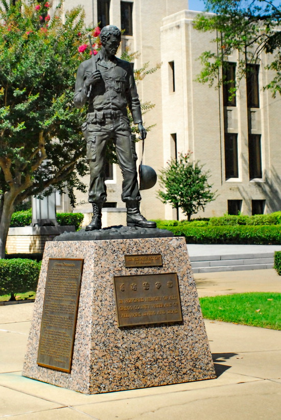 Texas Courthouse Trails : The Courthouse Square: Where Veterans are Honored