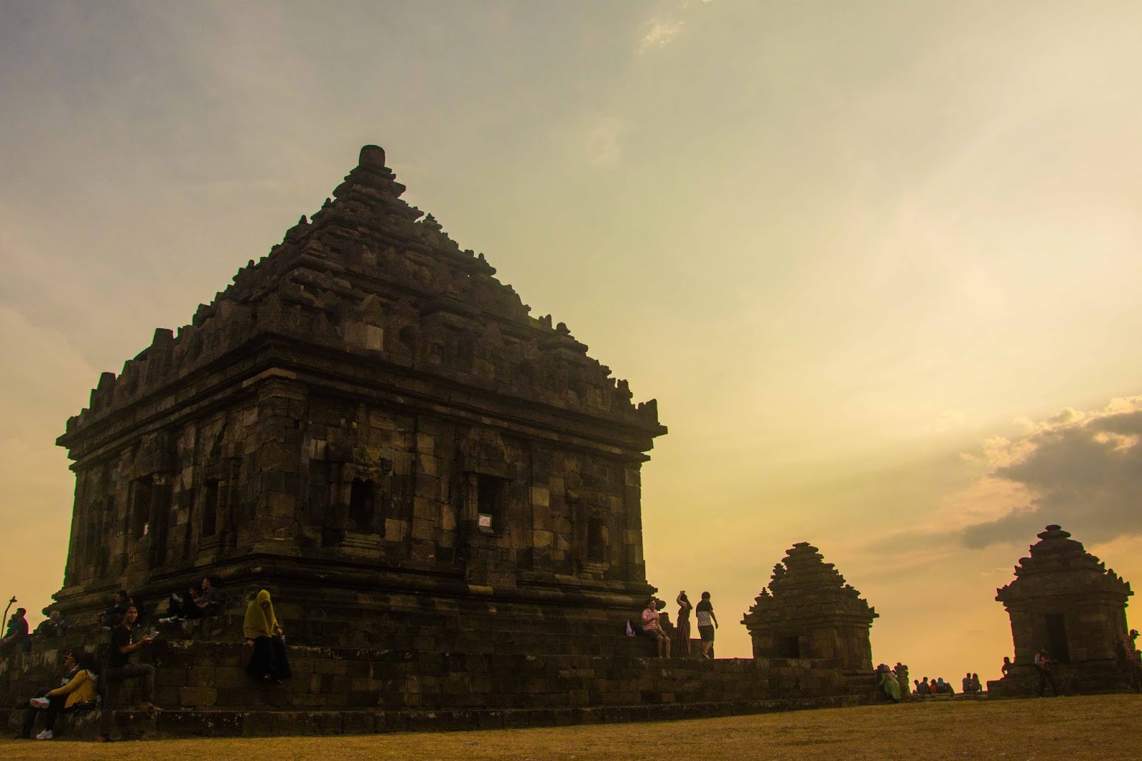 Menikmati Senja dan Sunset di Candi Ijo