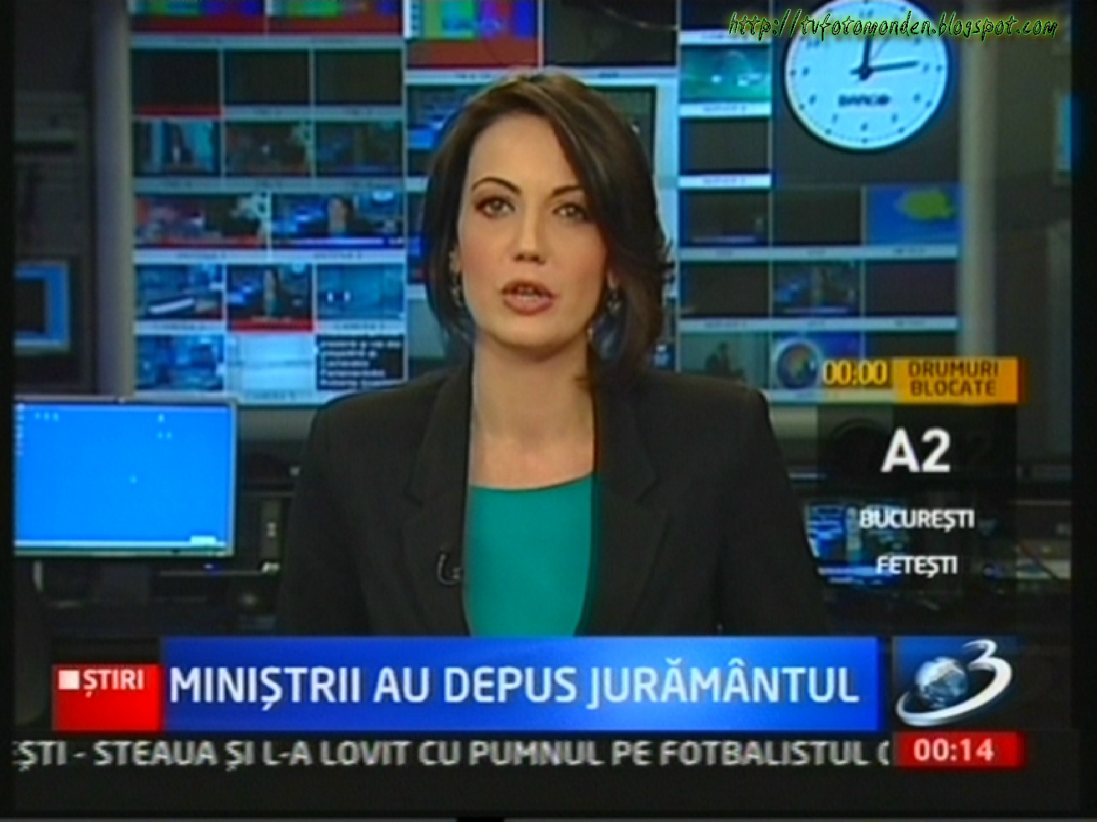 tv foto monden: Raluca Tache prezinta stirile la ora 24 pe Antena 3