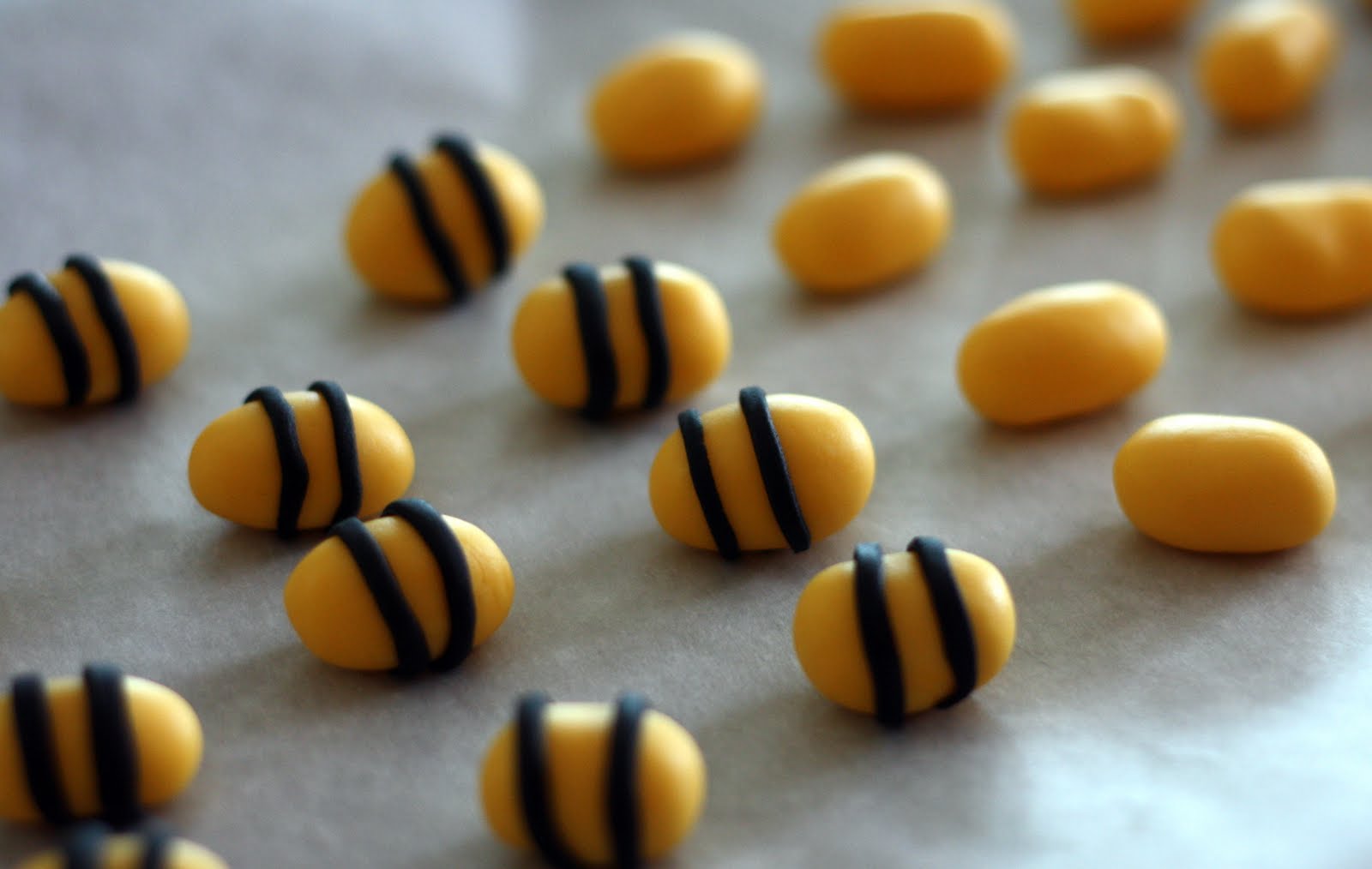 bccakes: Bzzzz, bzzz! Finally here... The fondant bumble bee tutorial!