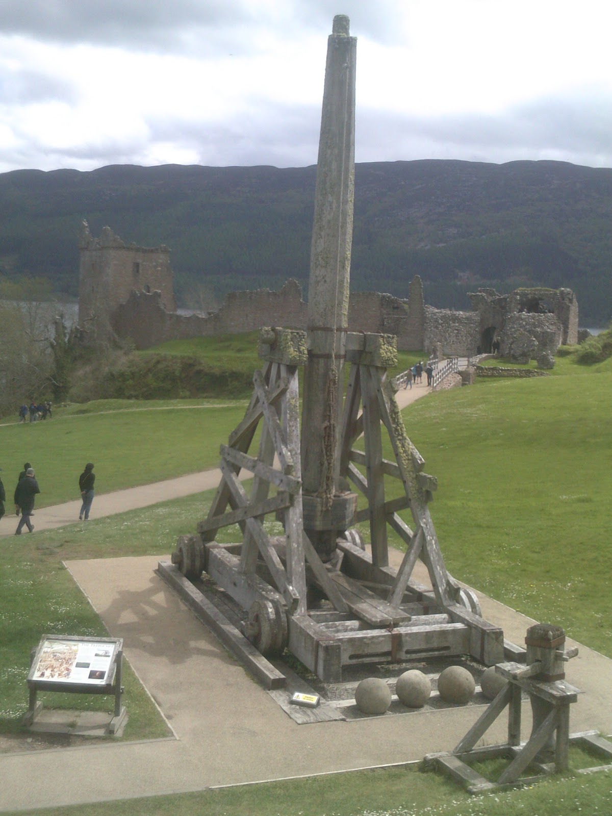 wigton physics: Trebuchet at Urquhart Castle