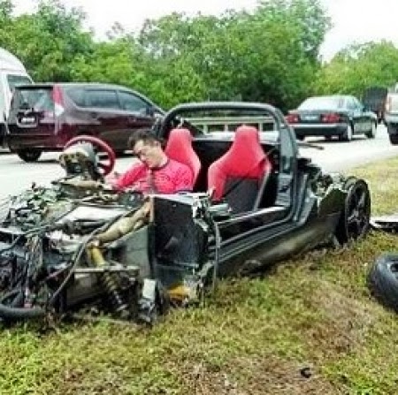 Pn Tay's Blog: Man CRASHES Lotus Elise along Johor highway, his dog dies
