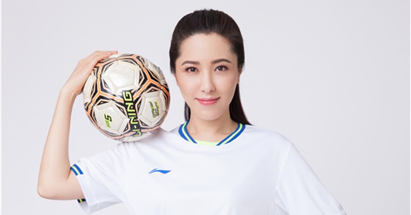 China Entertainment News: Zeng Li poses for photo shoot