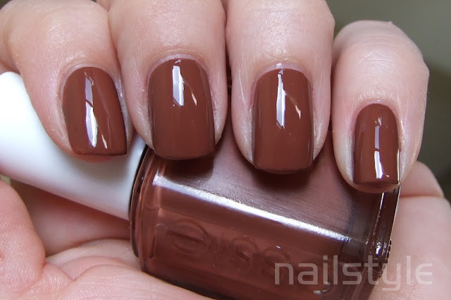 Nailstyle: Essie Very Structured