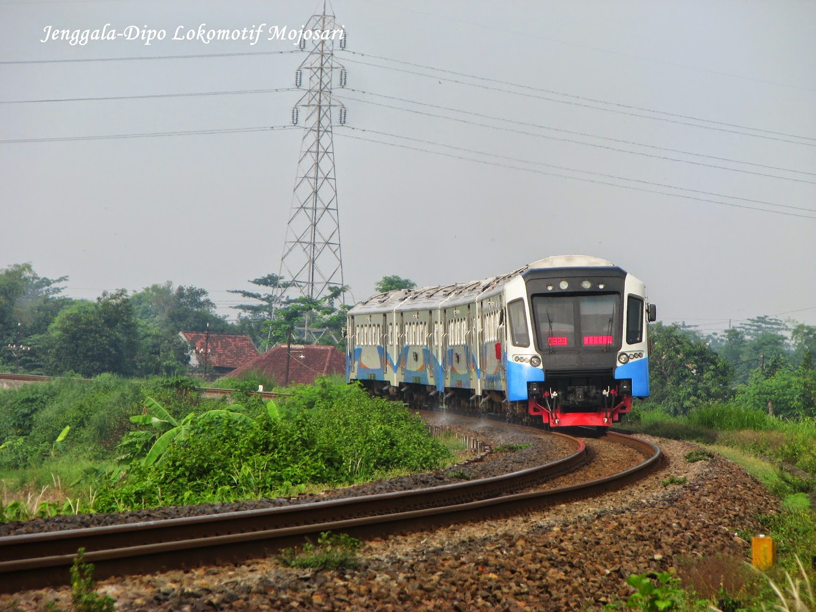 Kereta Api Indonesia: Pesona Keindahan Rangkaian KRD Jenggala Saat ...