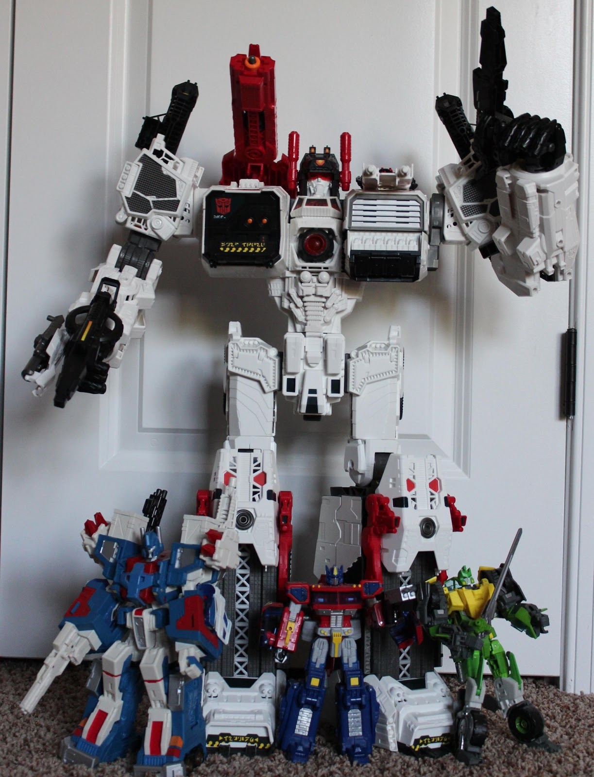 Blog de Transformers de mdverde: Imágenes reales de Metroplex Generations