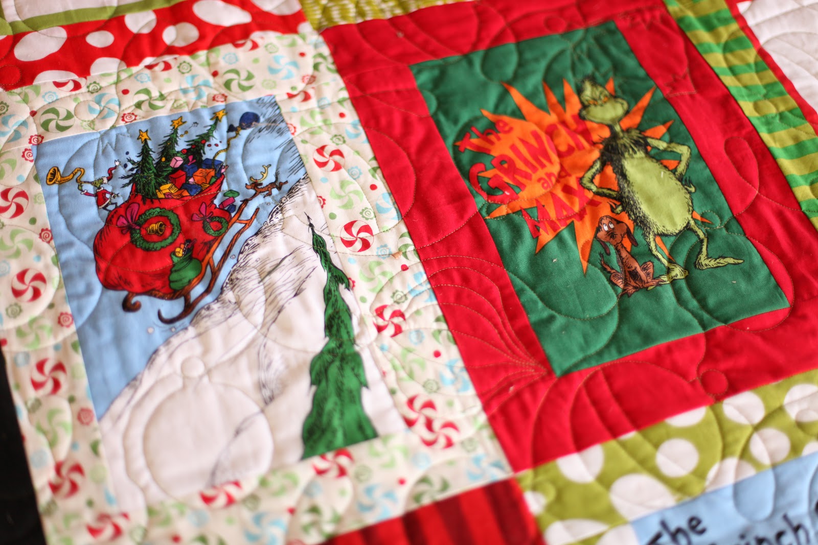 THE QUILT BARN: Grinch Christmas Quilt with Mini Pattern