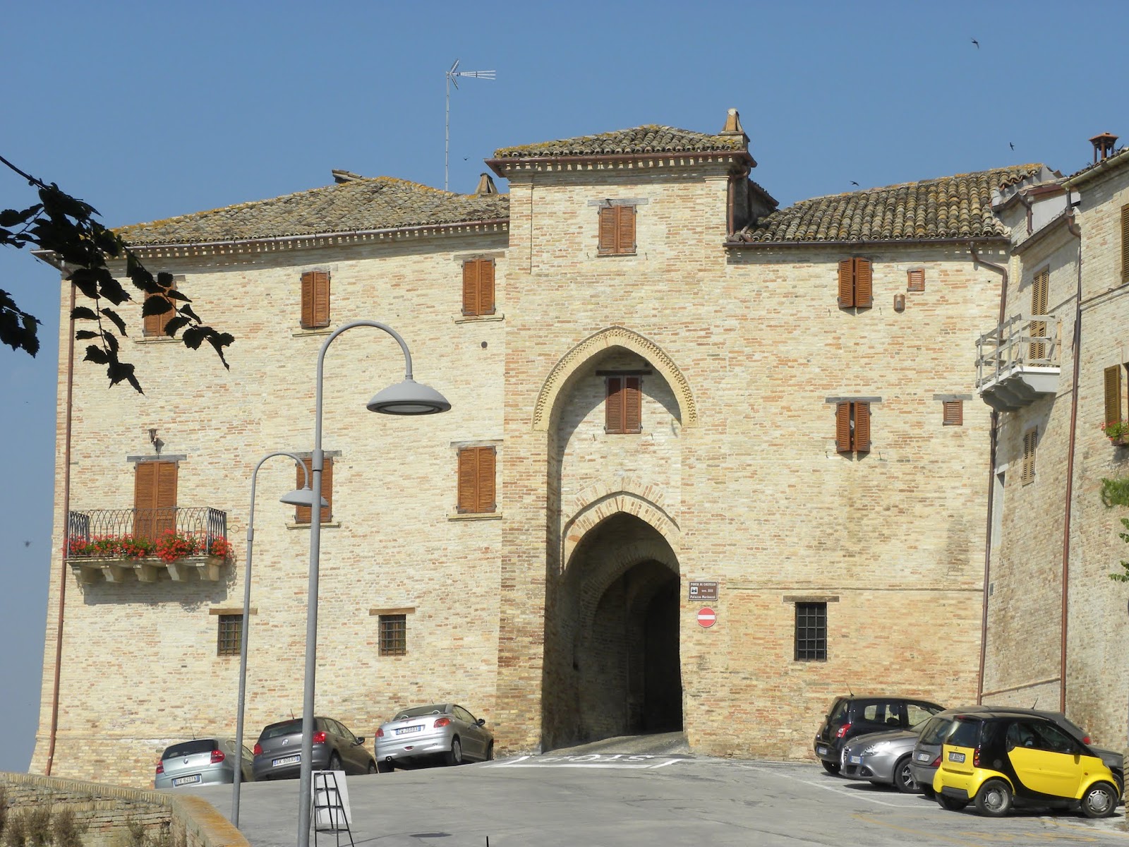 Visita alla bella Montecosaro ( MC ) e all' antica S. Maria a piè di ...