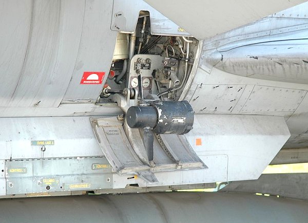 AVIATION CURIOSITIES: Sistemas del avión: RAT (Ram Air Turbine)