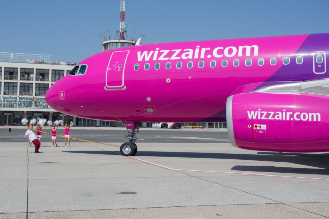 ARTJUNGLE BLOG: Strongman sets world record pulling Airbus A320 using ...