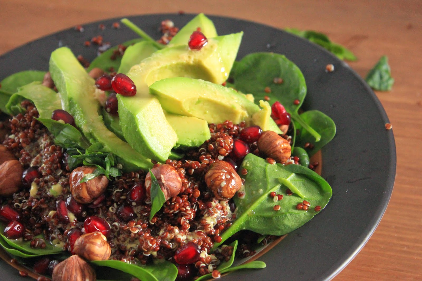 Assiette aux mille couleurs [Quinoa rouge, avocat, grenade, noisettes ...