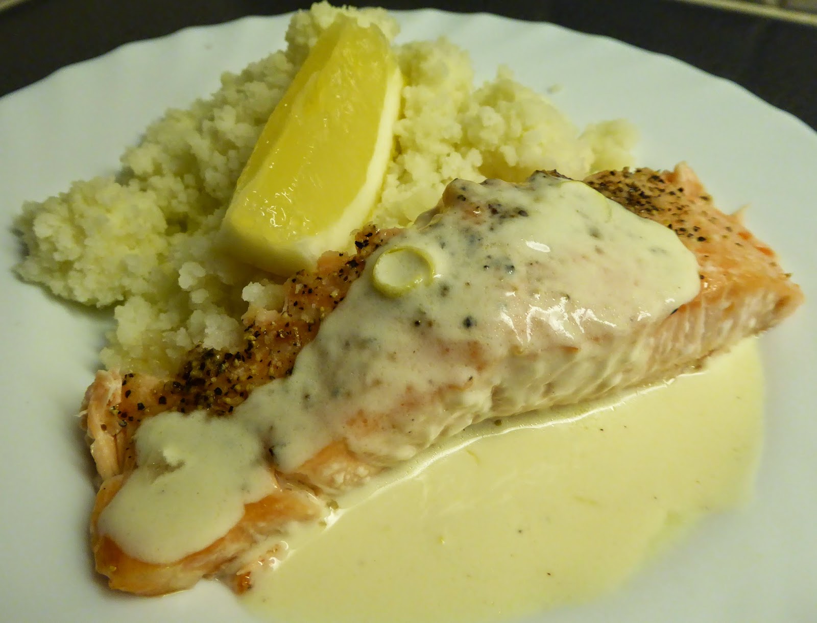 Min Lilla Kokvrå: Ugnsstekt lax med pressad potatis och citronsås