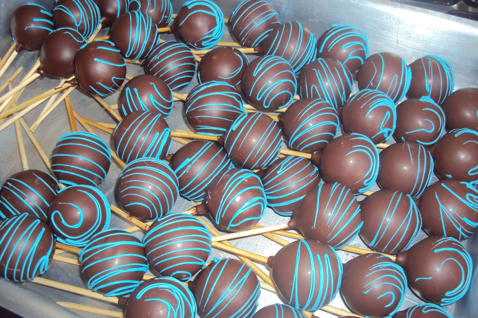 Marjori Bolos: Cake pop, passo a passo, de chocolate com decoração em ...