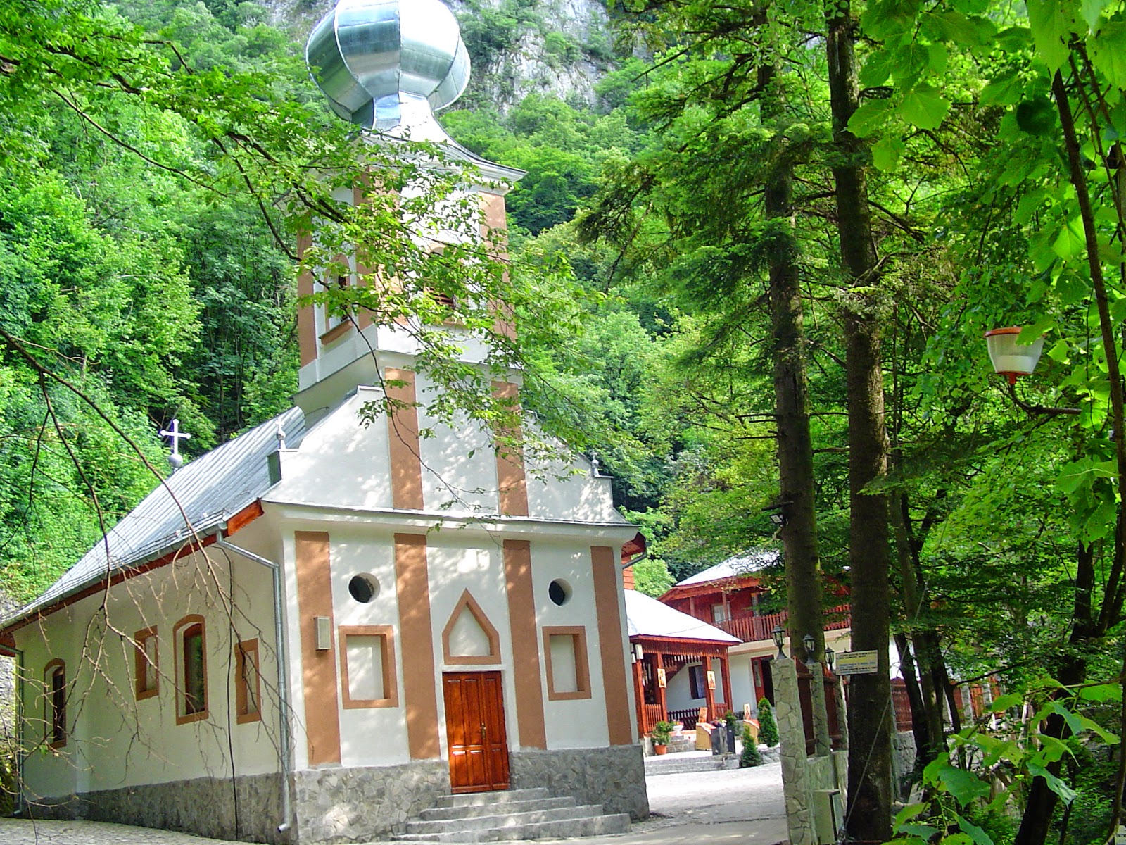 MAICA DOMNULUI: Minunile de la Manastirea Calugara