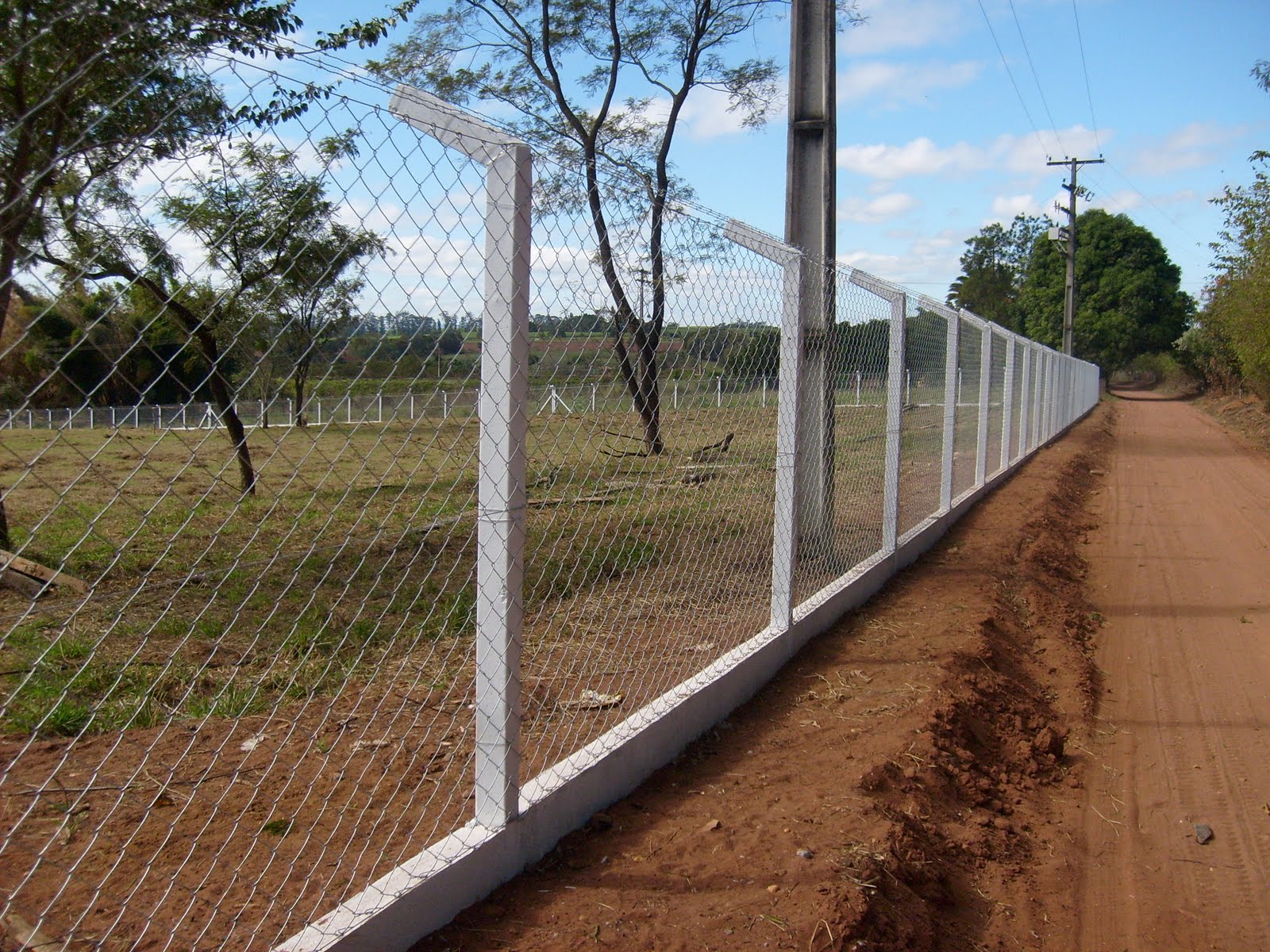 ITATELA IND. E COM. DE TELAS LTDA.: Alambrado com Alvenaria