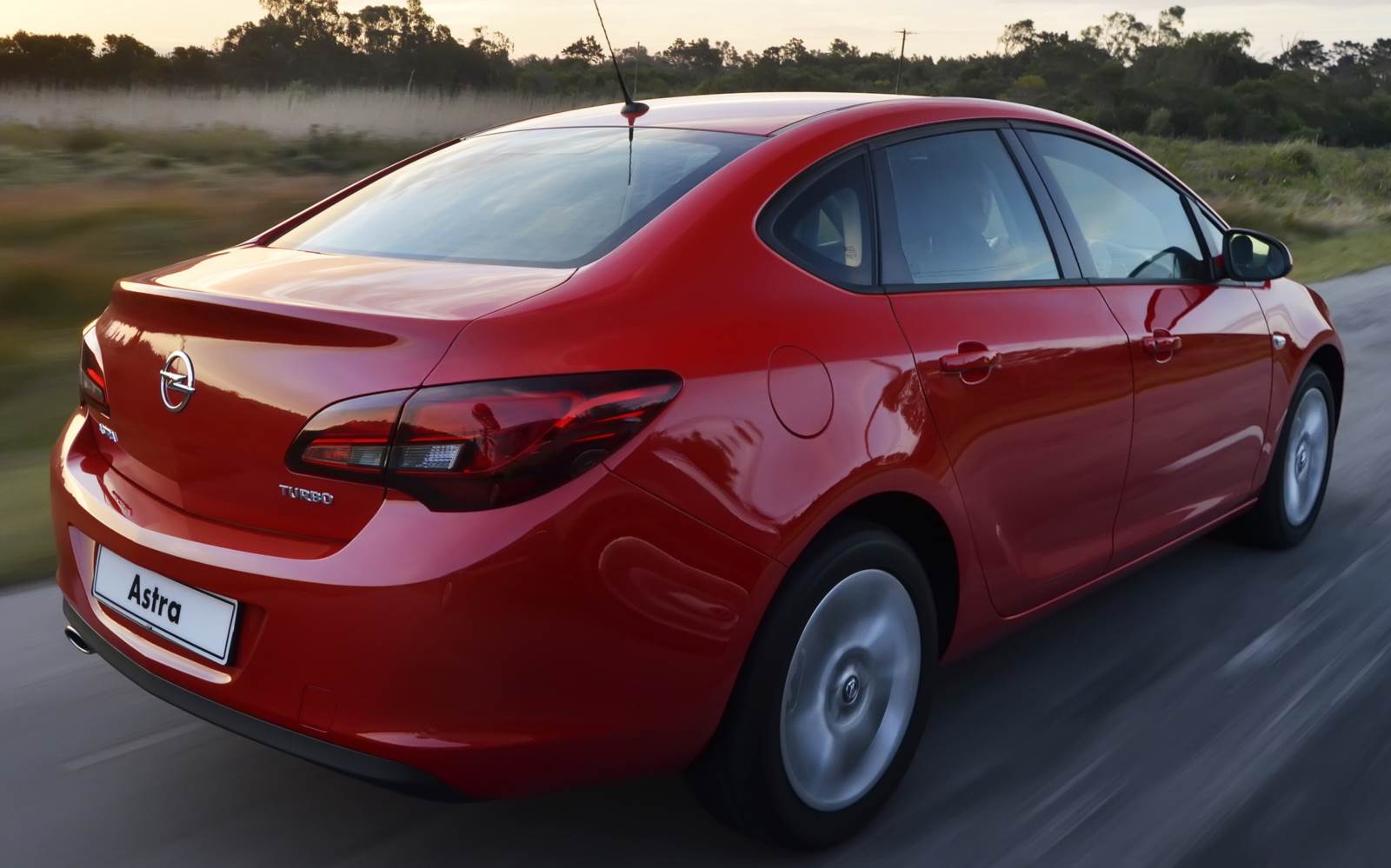 Novo Astra Sedan é testado com motor 1.4 turbo no Brasil