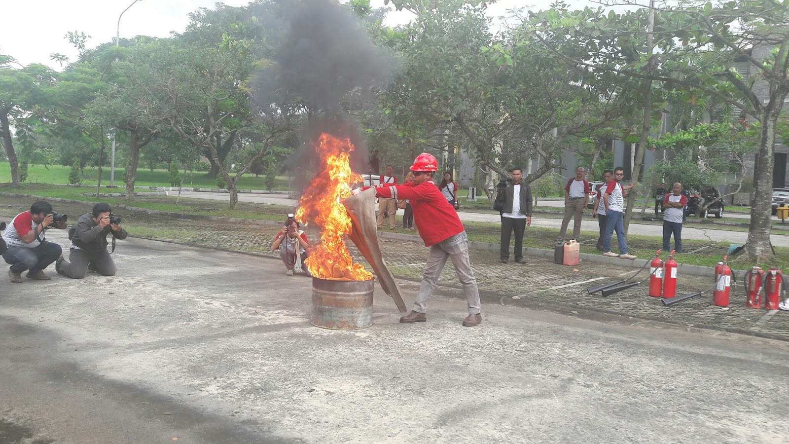 Zalmi herawati: Begini Cara Memadamkan Api Bila Kompor Gas Meledak