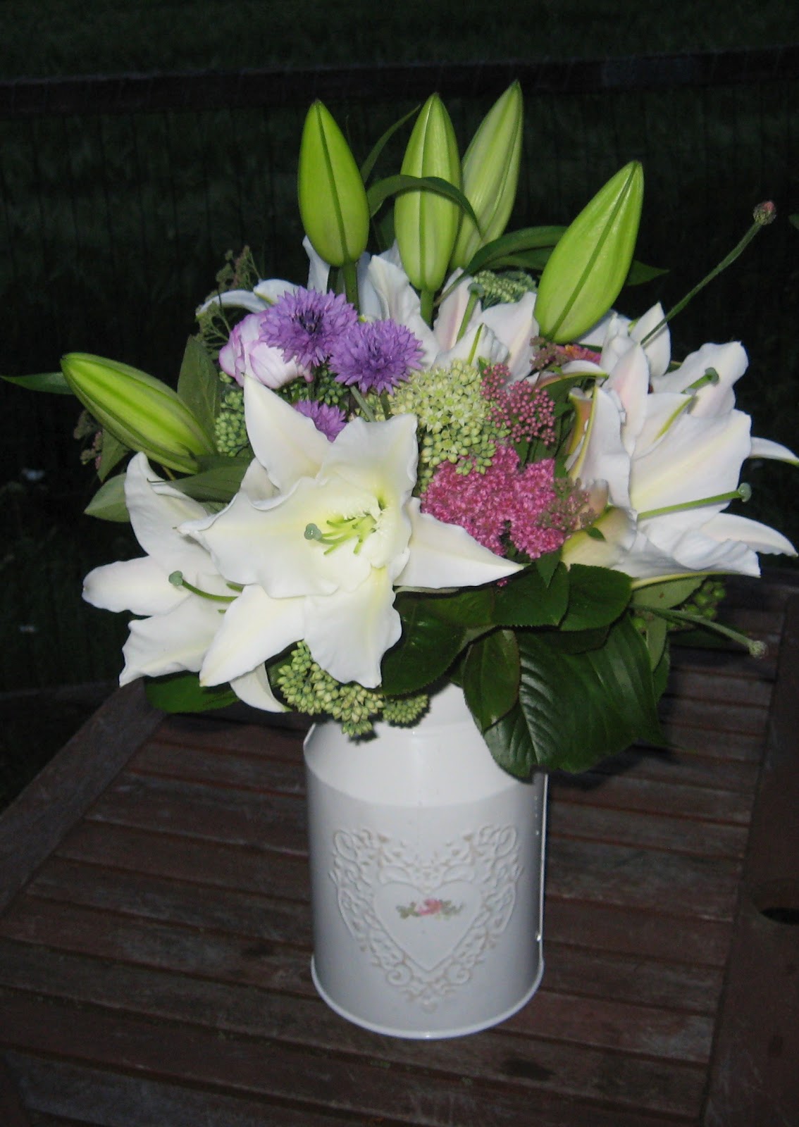 MAIKUN KUKKA JA RISU: OSANOTTO SURUSSA ....VALKOISET LILJAT