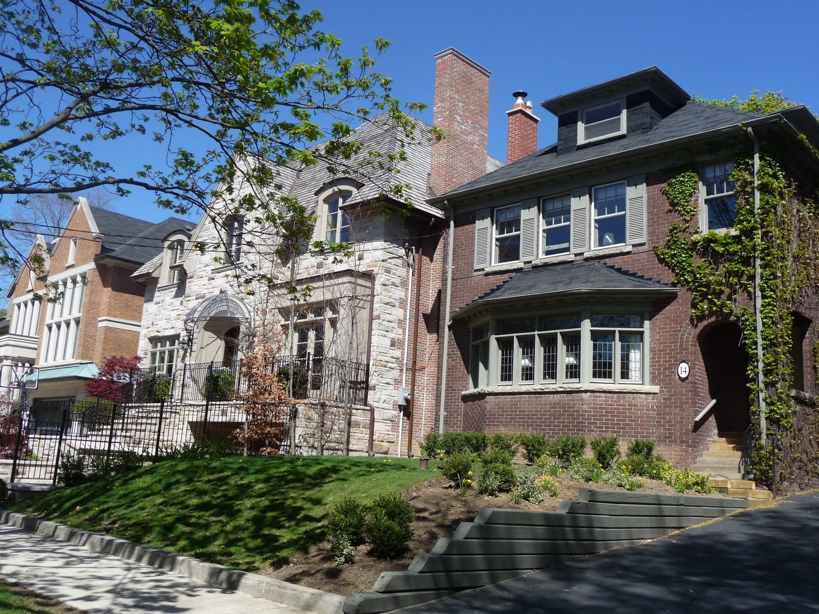Toronto Neighbourhood Guide: Luxury Toronto Real Estate