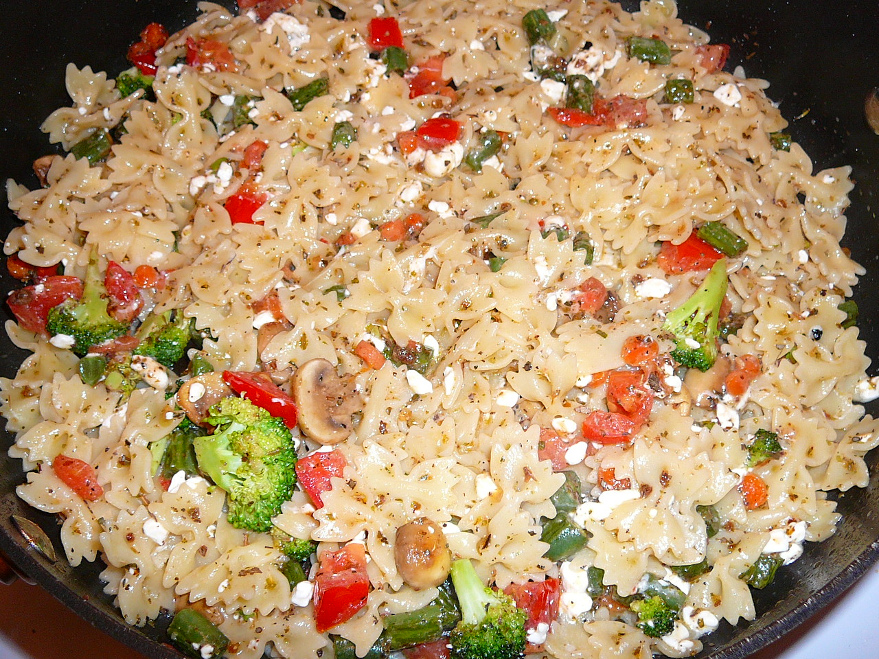 Happy Dinners: Creamy Vegetable Bow Ties