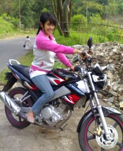 Wanita Seksi Naik Motor Gede | CEWEK SEKSI SEKALI