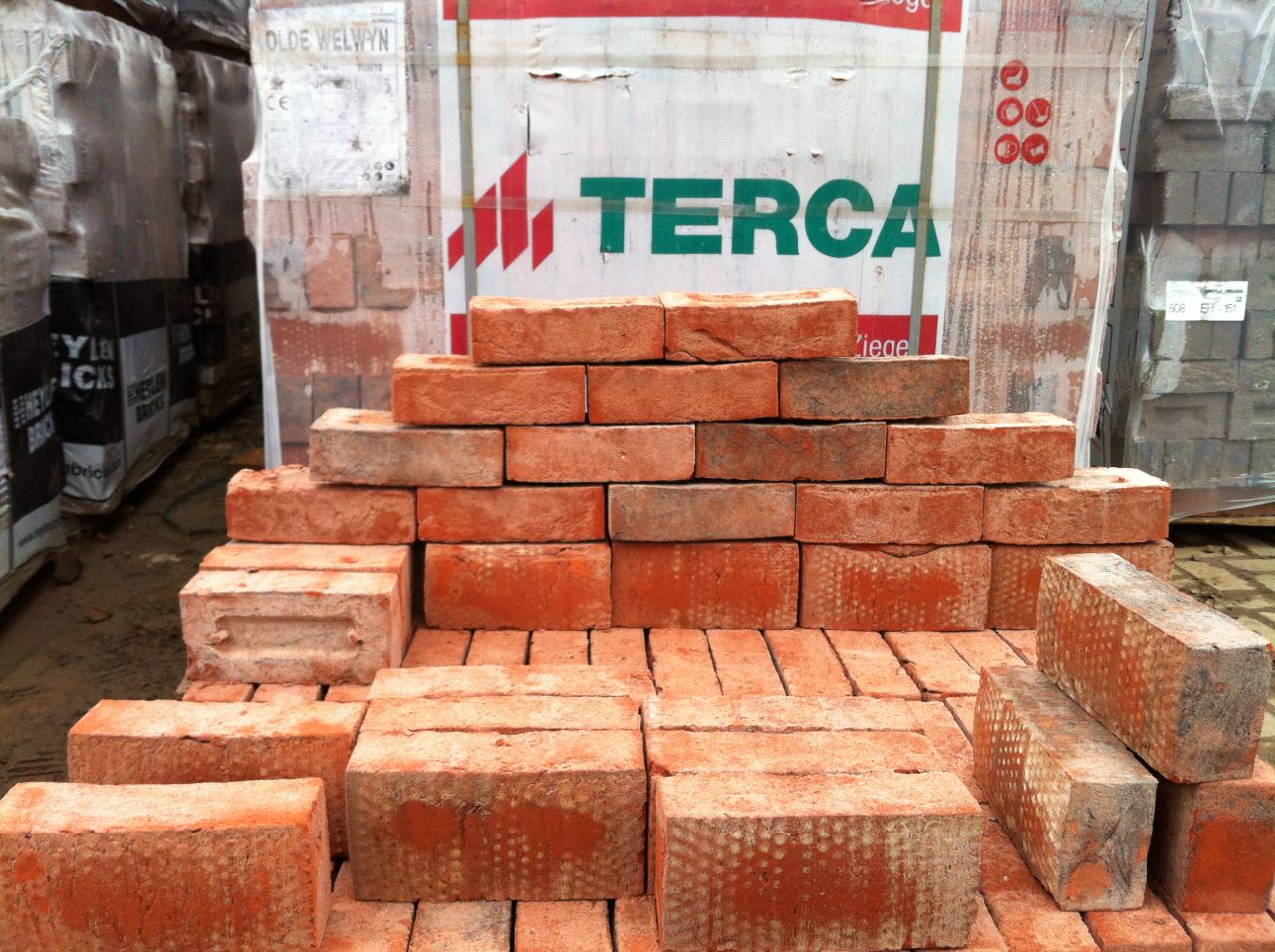 Brick mood board - what to choose for the back garden wall?