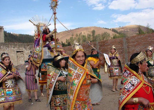 Folclore Eterno Peru: Sapallanga está celebrando fiesta con el Apu Inca