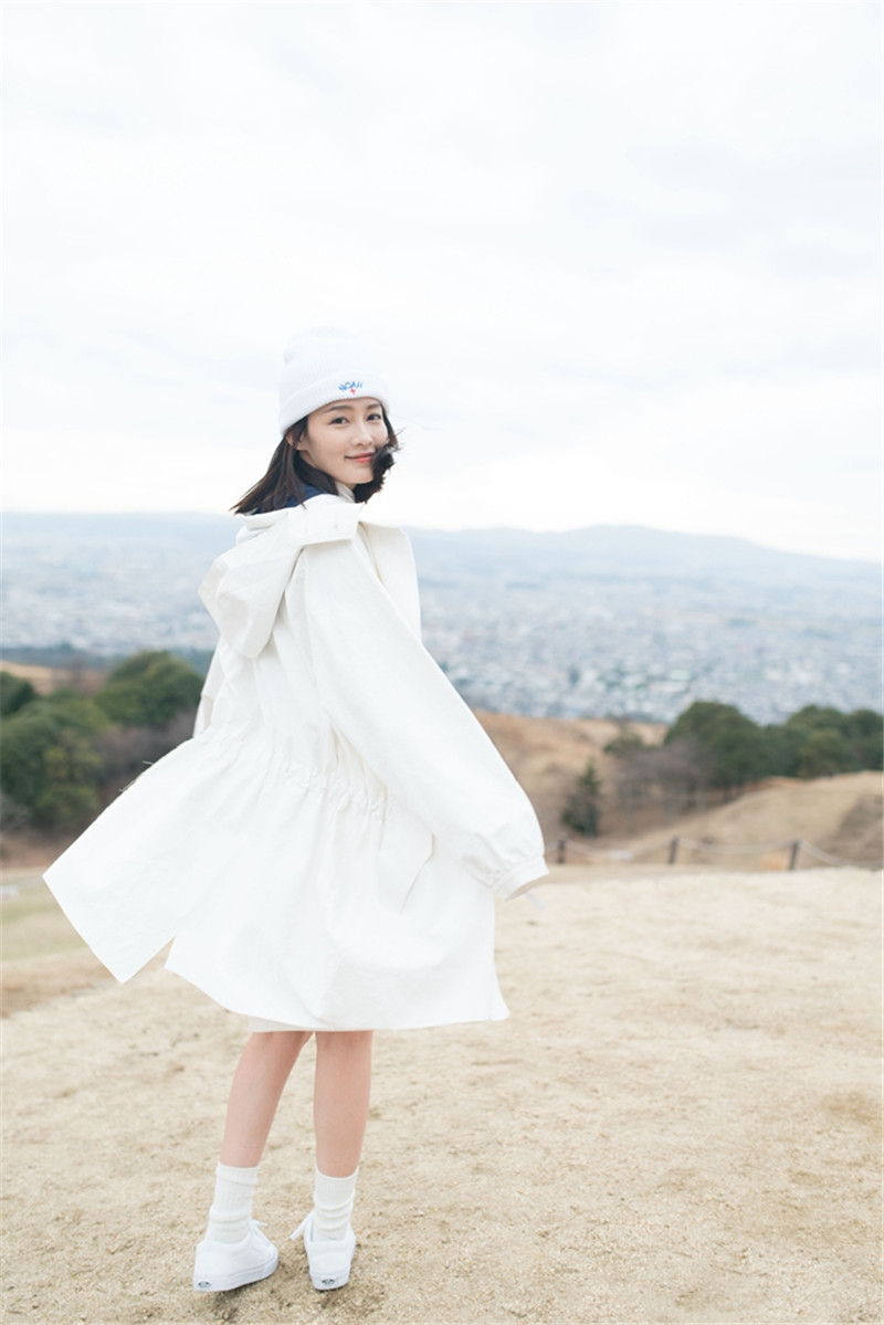 China Entertainment News: Li Qin poses for photo shoot