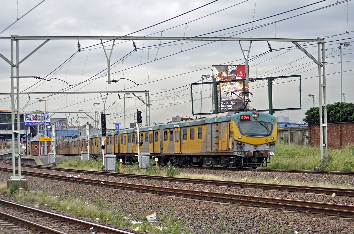 SAR CONNECTA: 10M5 Metrorail Sets at Umbilo Station (10th May 2013).