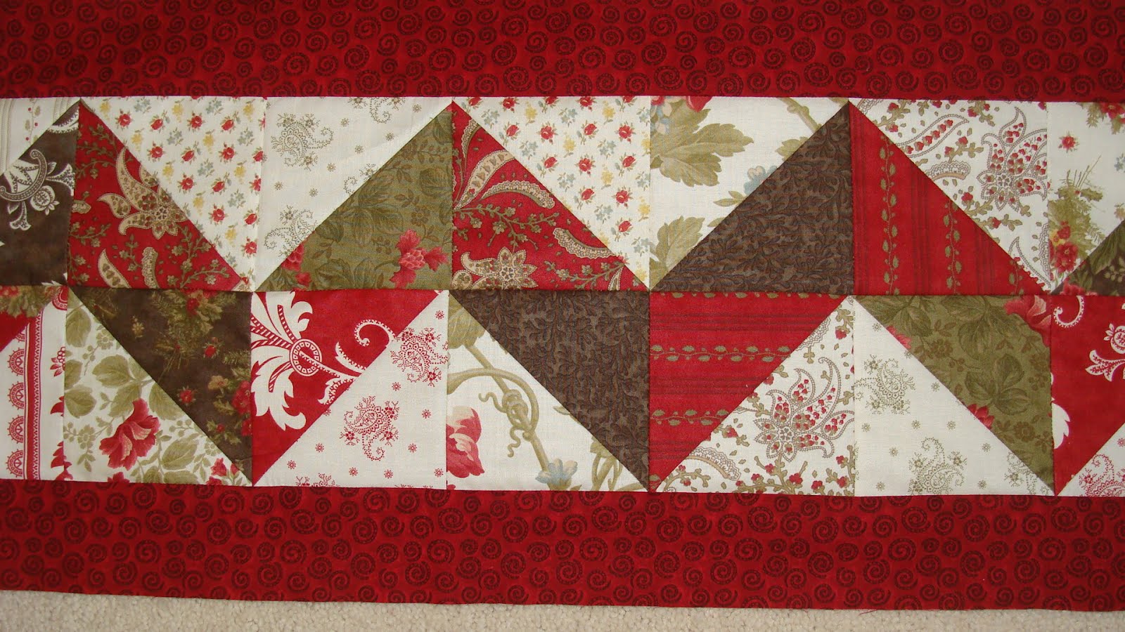 cinnamon holiday workshop: Quick HST table runner