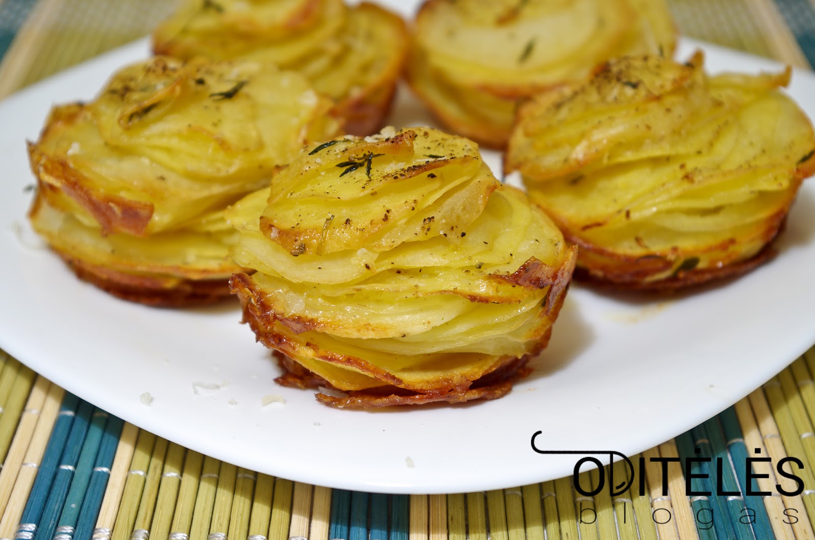 Oditėlės blogas: KEPTOS BULVĖS SU KIETUOJU SŪRIU