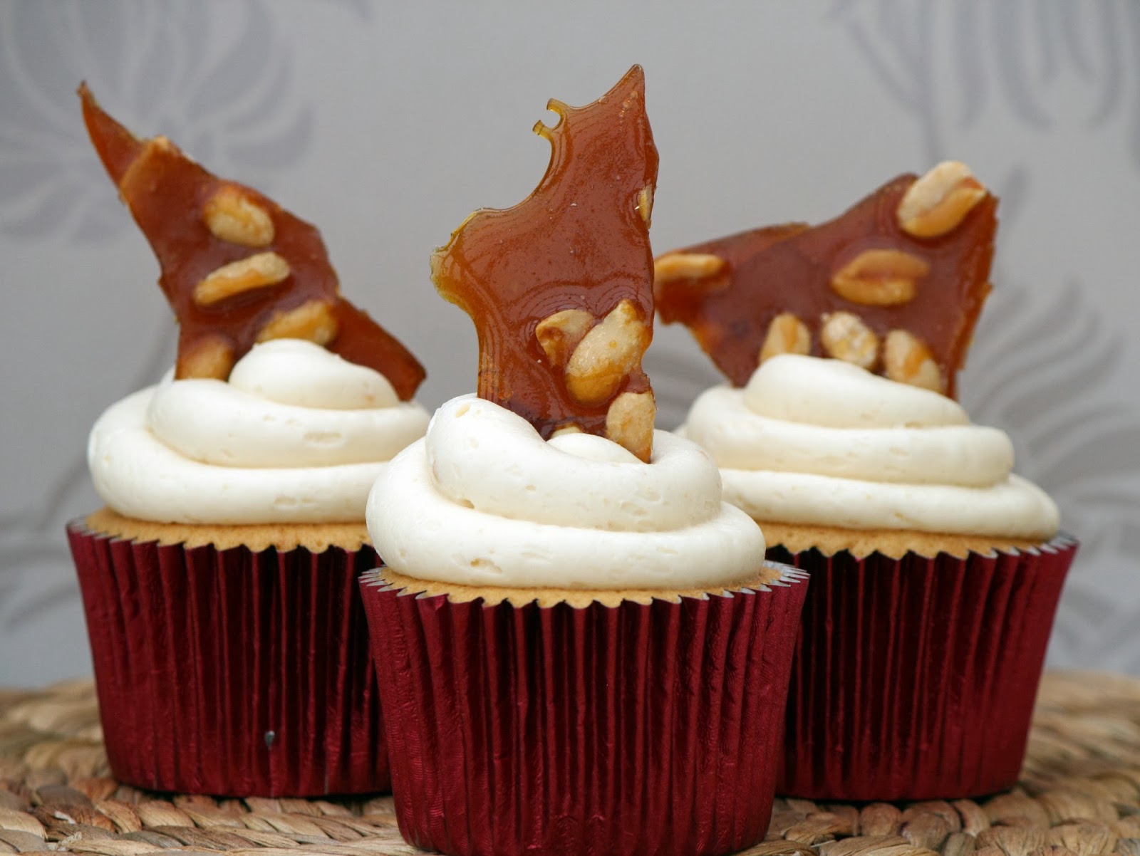 lauralovescakes...: Sweet Peanut Cupcakes