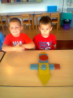 Grupa mare,,Boboceii curiosi": Rachete din figuri geometrice