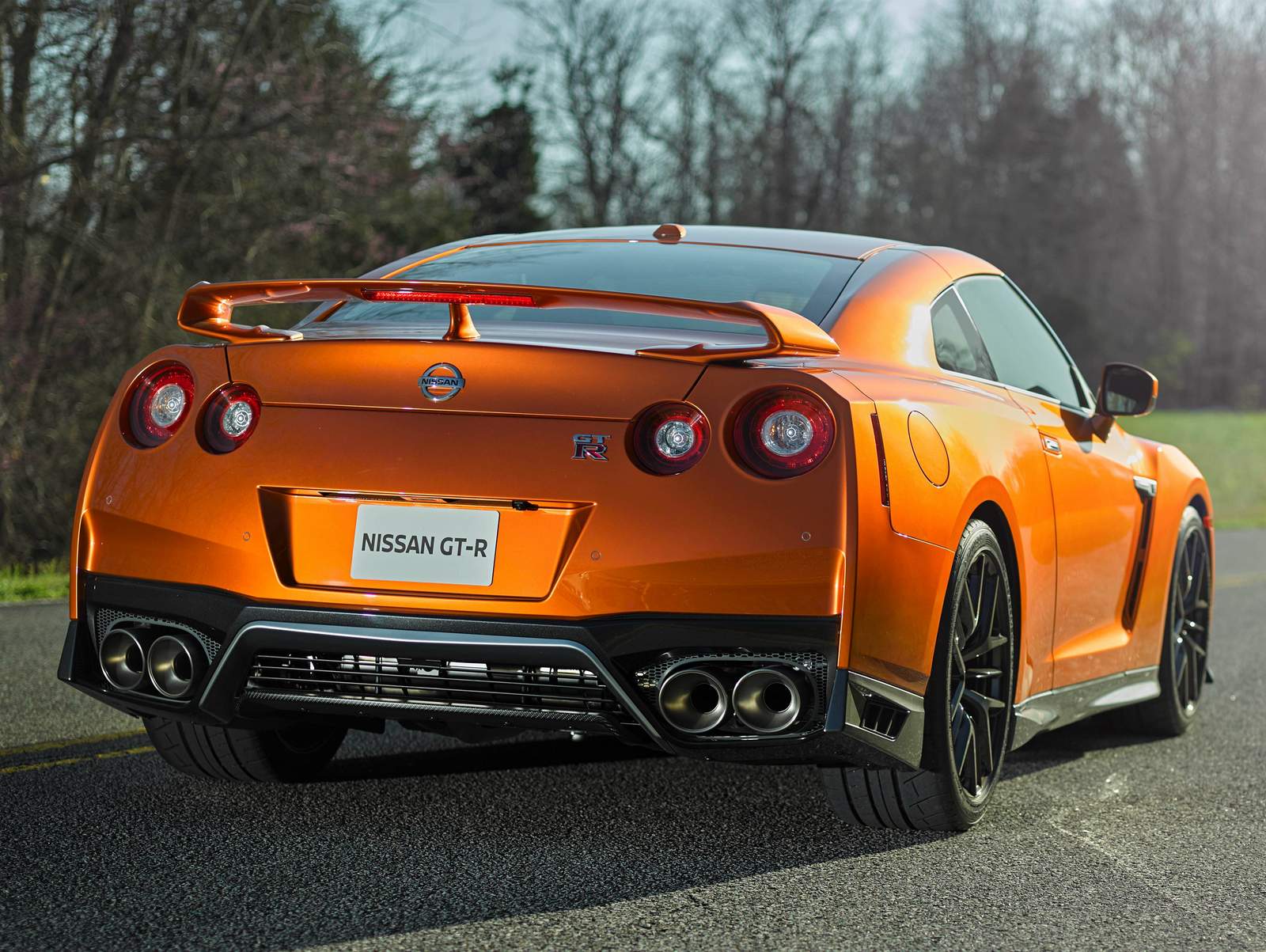 Nissan GT-R 2017 tem facelift, motor mais potente, e luxo