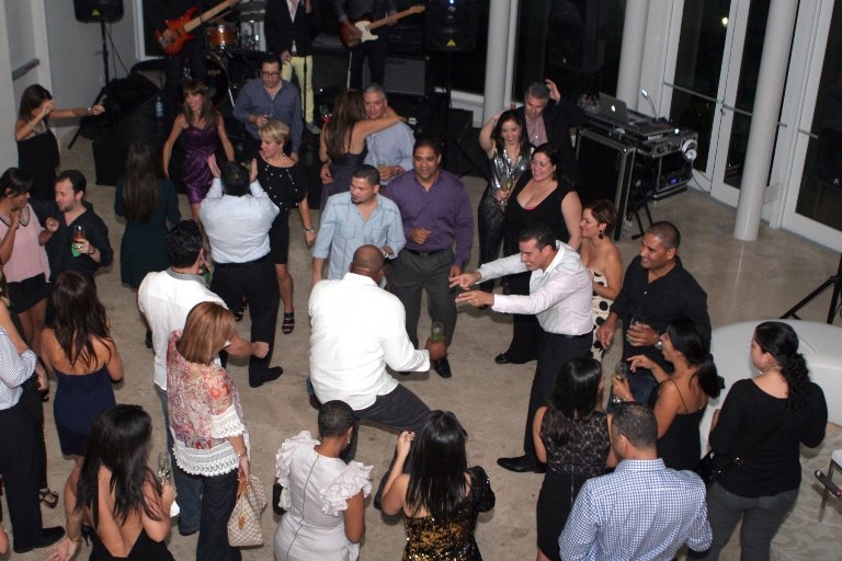 Bailando en la fiesta - Imagui