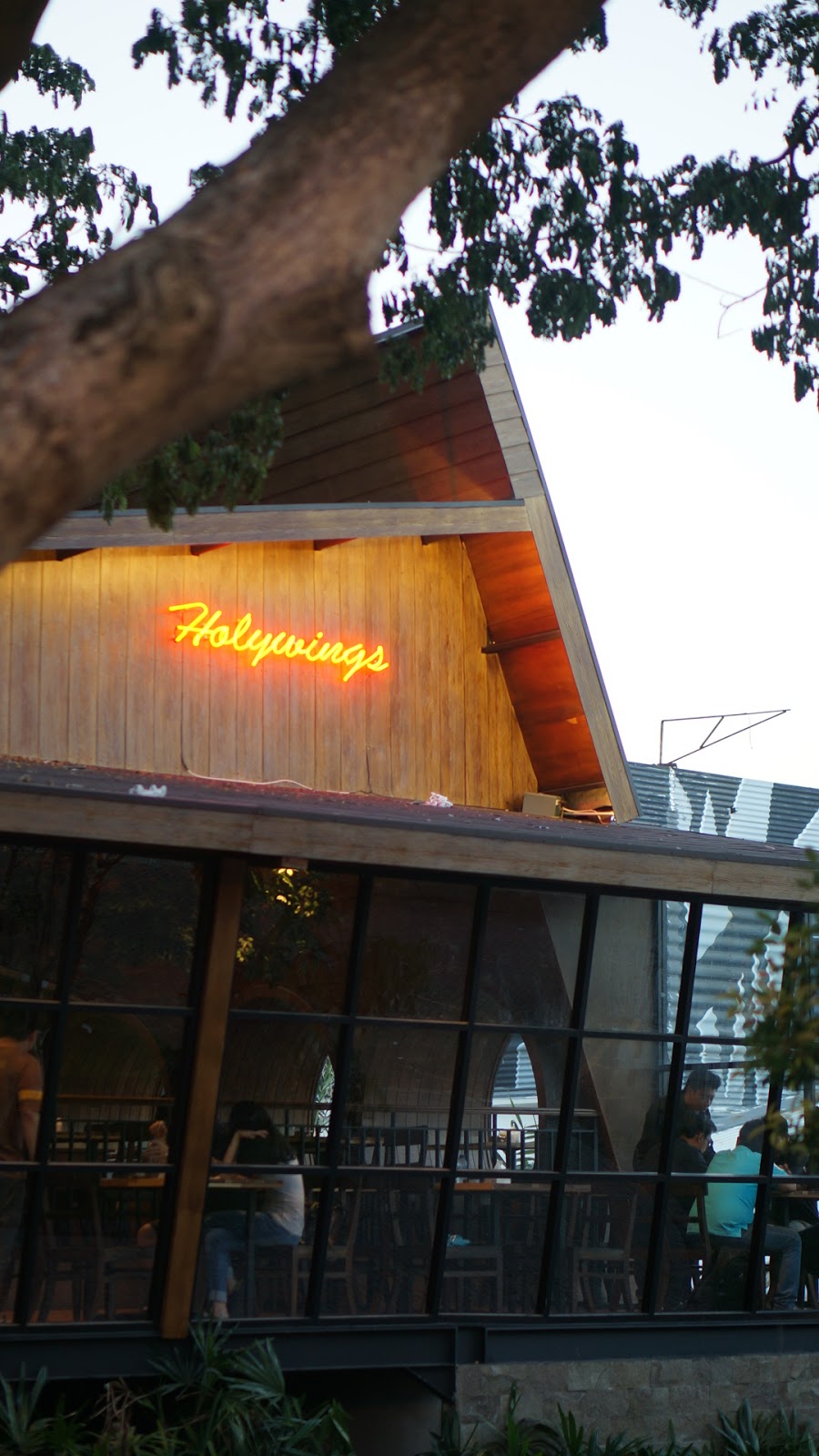 HOLYWINGS Surabaya (Review) | Laura Angelia