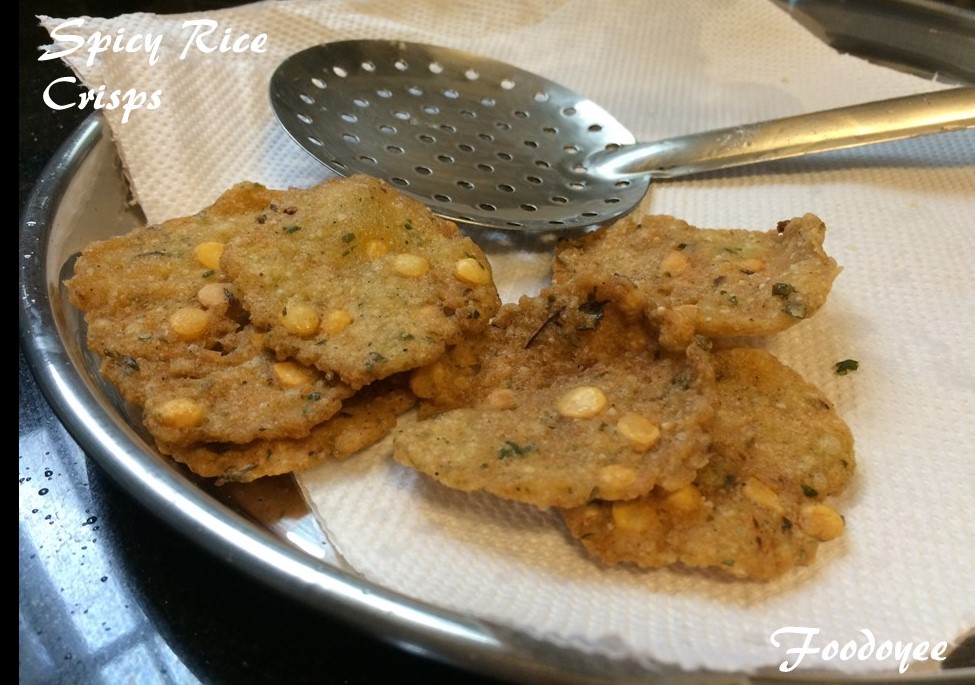 Spicy crisps with leftover rice (crispy snack with leftover rice)
