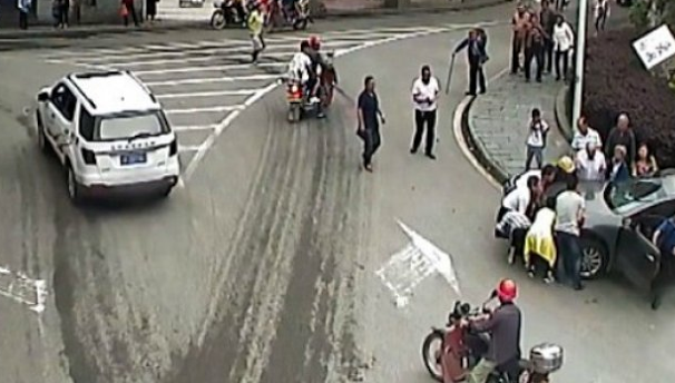 ΚΙ ΑΛΛΟ ΑΠΙΣΤΕΥΤΟ ΑΠΟ ΚΙΝΑ: ΑΥΤΟΚΙΝΗΤΟ ΠΕΡΝΑΕΙ ΠΑΝΩ ΑΠΟ ΠΑΙΔΙ ΠΟΥ ...