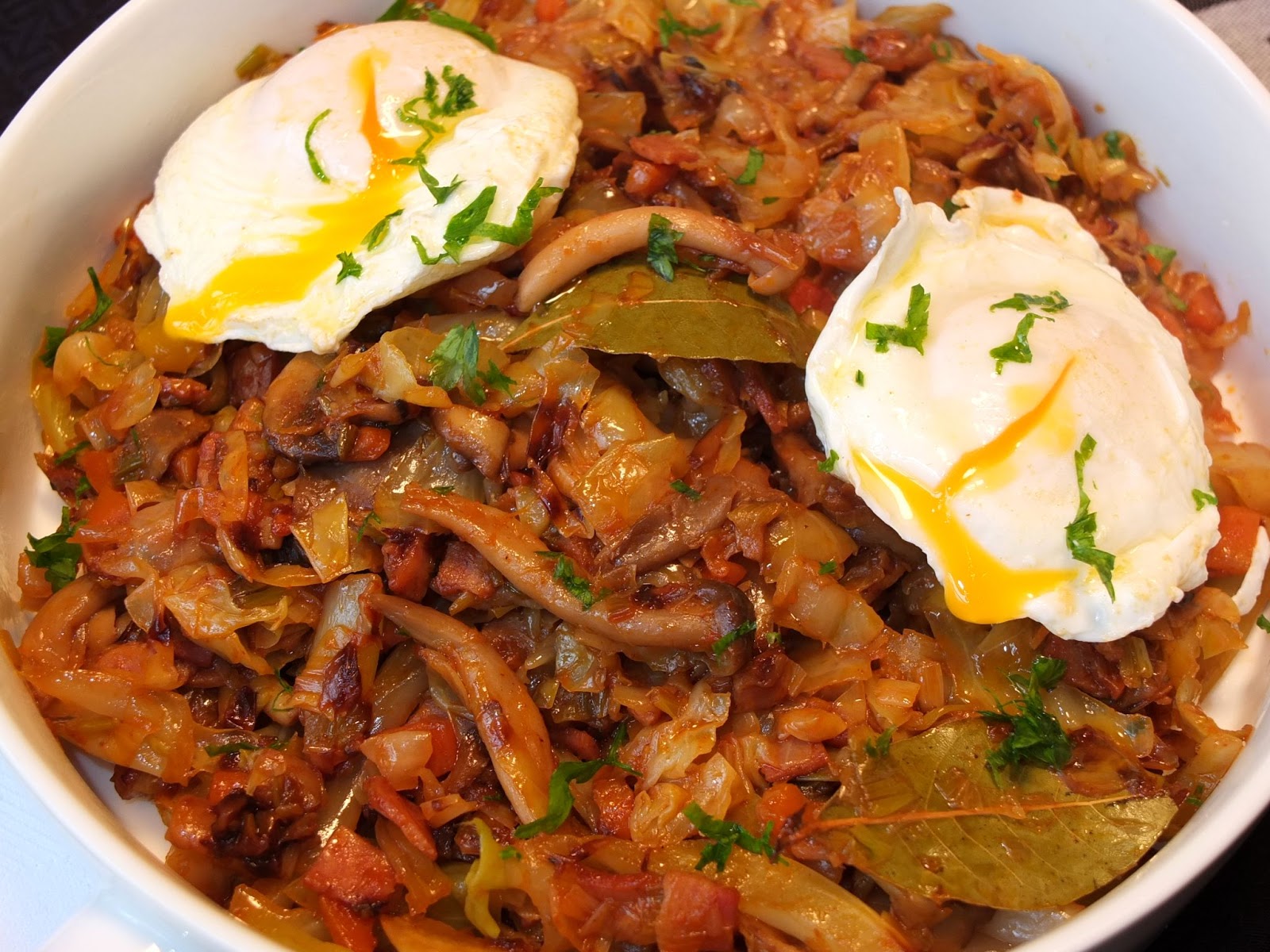 Cocinando con Lola García: Col guisada con setas y huevo escalfado.
